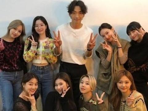 TWICE Momo见Rain化身害羞小粉丝,紧张到无法跳舞|化身|粉丝|新歌_新浪新闻