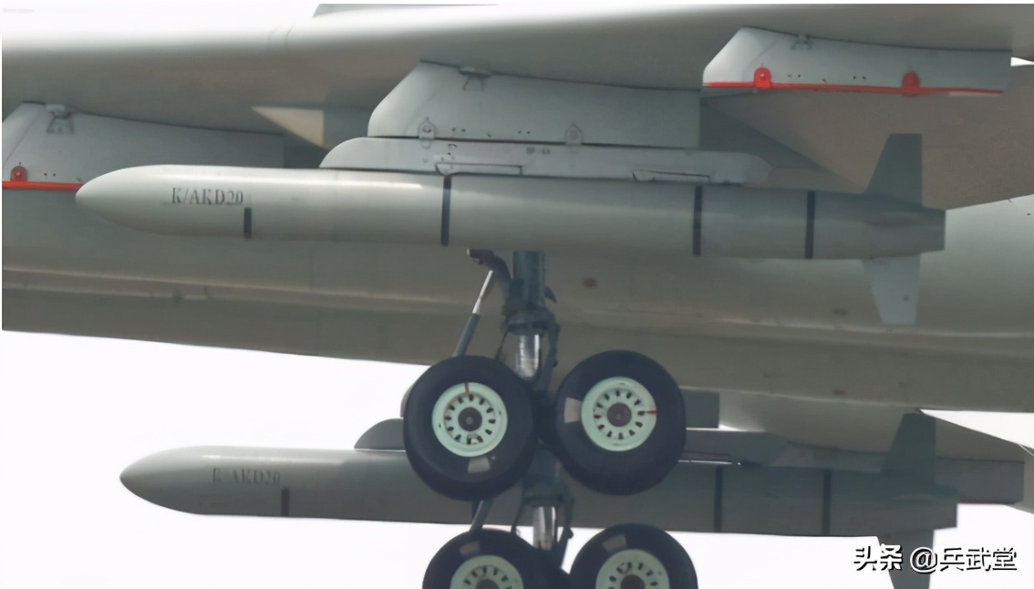 空军H6K好，还是海航H6J强？都能反航母作战，但有两点区别|电子|吊舱|空军_新浪新闻