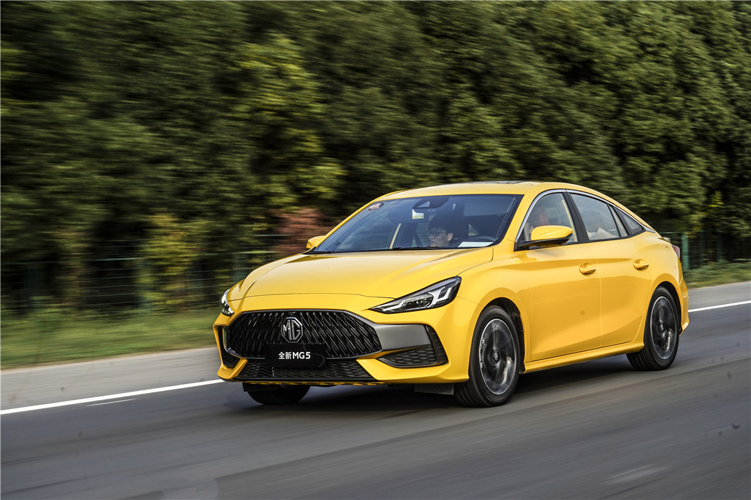 家用运动两相宜！8万能买的高颜值轿跑名爵5试驾