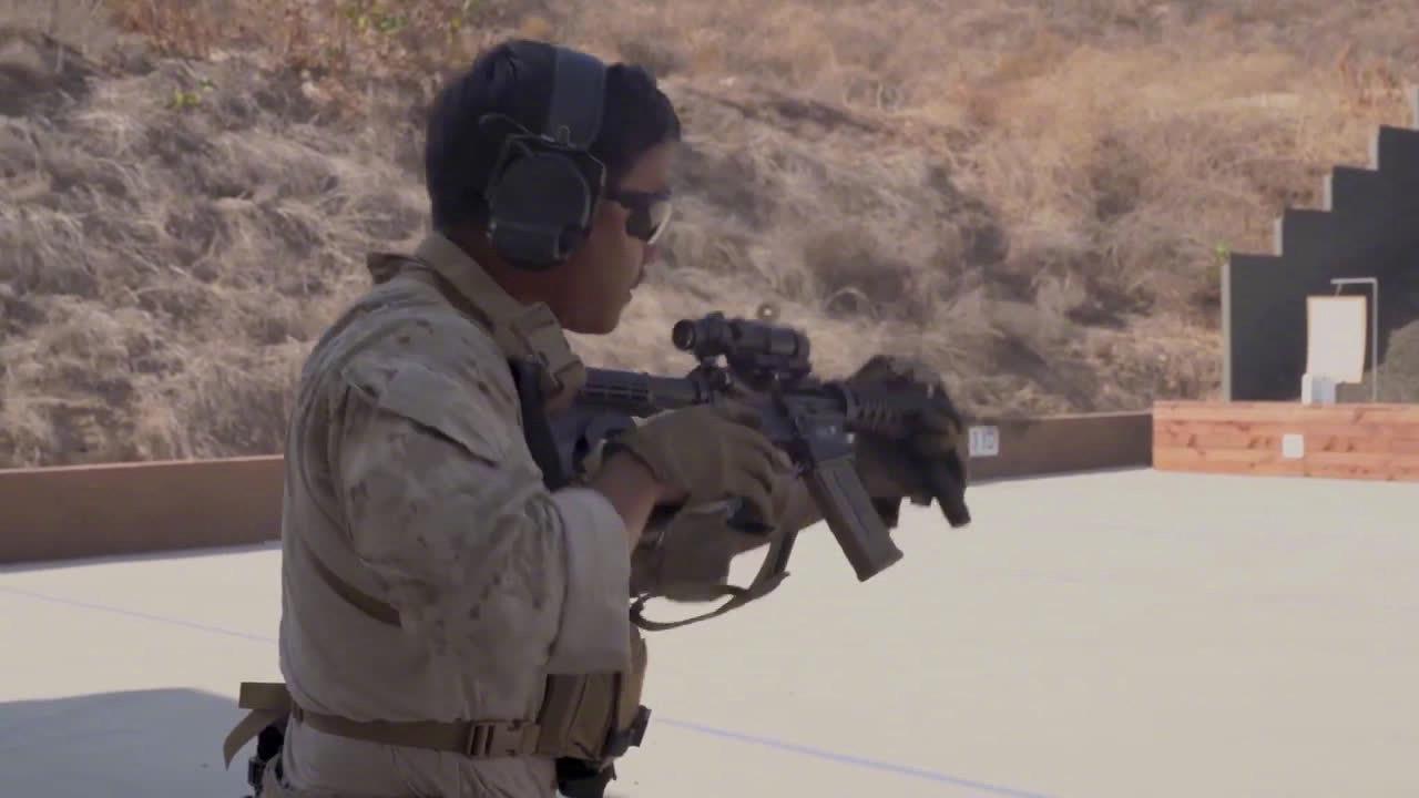 正在被FBI训练CQB技术的美国海军陆战队“海空火力协作连”战士_新浪新闻