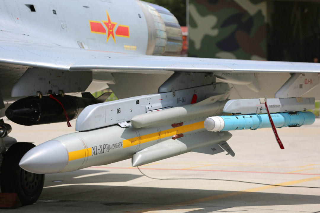 官泄！宣传片惊鸿一瞥，中国空军神秘导弹意外曝光！|中国空军_新浪新闻