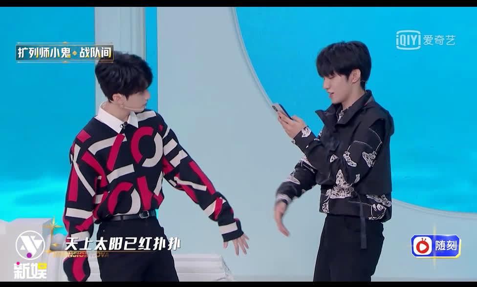 新娱追综： 刘耀文、严浩翔 战队间 斧头＋菜刀手机壳…………_新浪新闻