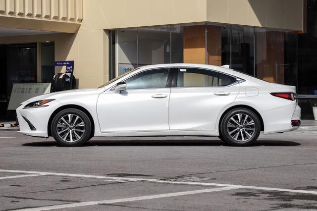 新款雷克萨斯ES300h，4.2升油耗，气场比A6L强，加价提车也愿意-新浪汽车