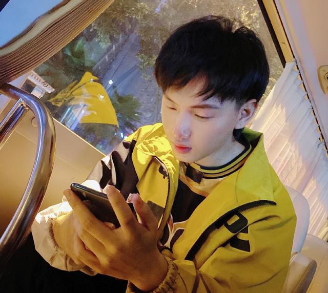 fly女友秀长腿，镜头糊脸都挡不住女神气质，网友：便宜飞牛了|女友|女神|气质_新浪新闻