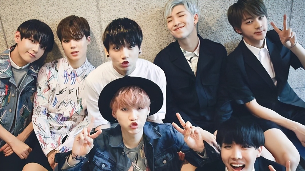 BTS睡衣装扮开直播介绍新专辑 受伤成员SUGA惊喜登场