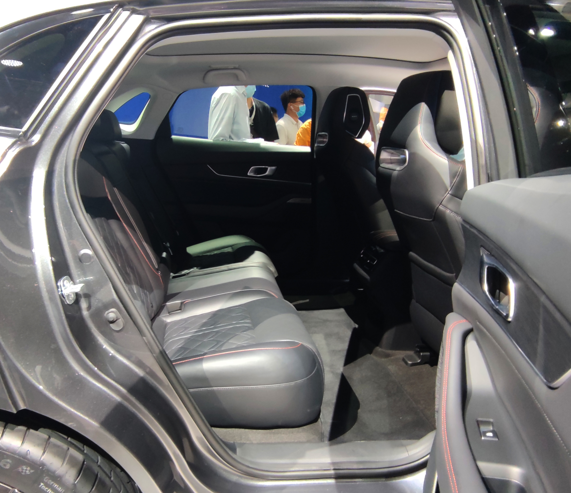 2.0T+8AT，长安UNI-K强势来袭，配四显示屏-新浪汽车