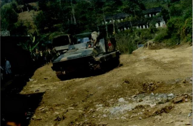 医生桌前装甲车模型！太精细，竟是老山前线国产第一代装甲救护车|救护车|老山|装甲车_新浪新闻