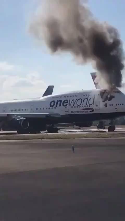 一架停场的英航的波音747失火，估计是报废了。。……_新浪新闻