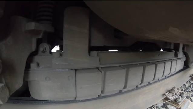 电磁轨道制动(magnetic track braking)简称磁轨制动……_新浪新闻