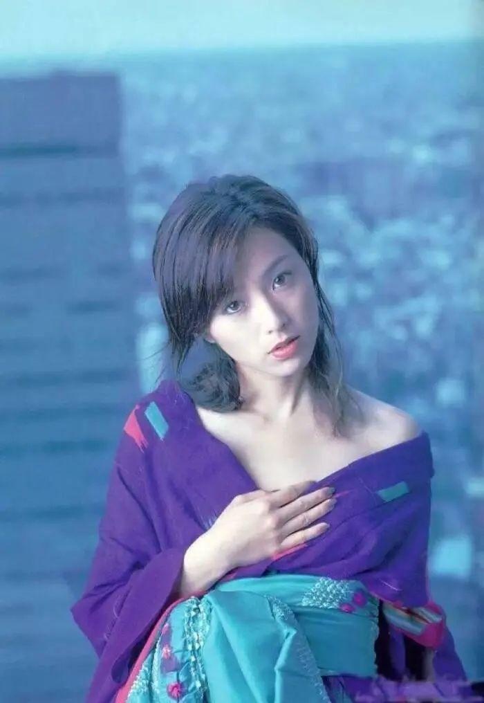酒井法子复出后更美了,穿大红蕾丝裙身量窈窕,肌肤娇嫩似少女 酒井法子 新浪新闻
