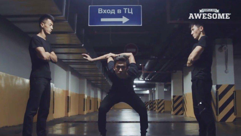 这是一条 Flexing Dance 骨折舞的表演视频_新浪新闻
