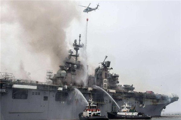 4万吨准航母被大火烧毁，12亿美元打了水漂，五角大楼也无能为力