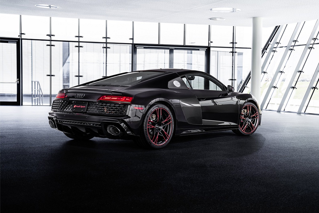 奥迪R8全新限定版车型官图，“黑武士”上身示范