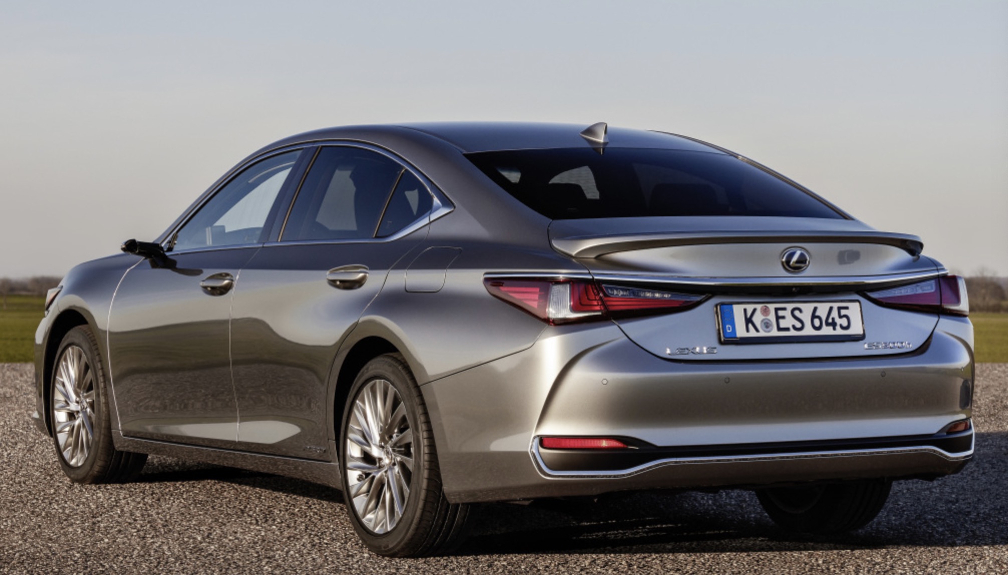 年轻十岁！雷克萨斯ES300h不再是油腻大叔专属-新浪汽车