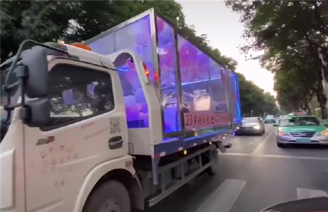 百万法拉利458上拖车，全车罩透明框，侧面还有一排字引人注目