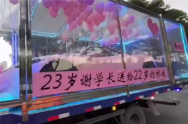 百万法拉利458上拖车，全车罩透明框，侧面还有一排字引人注目