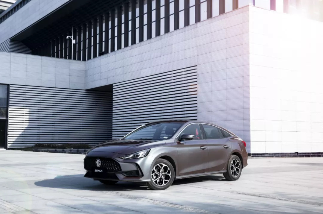 试驾全新名爵MG5 年轻人的第一辆“潮跑”-新浪汽车