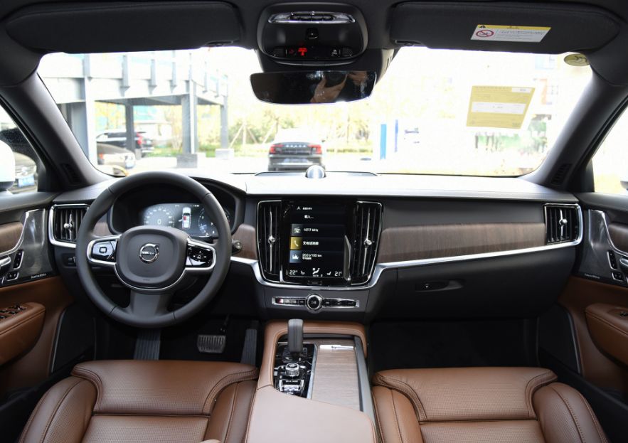2021款沃尔沃V90CC到港，配新套件，商务后排-新浪汽车