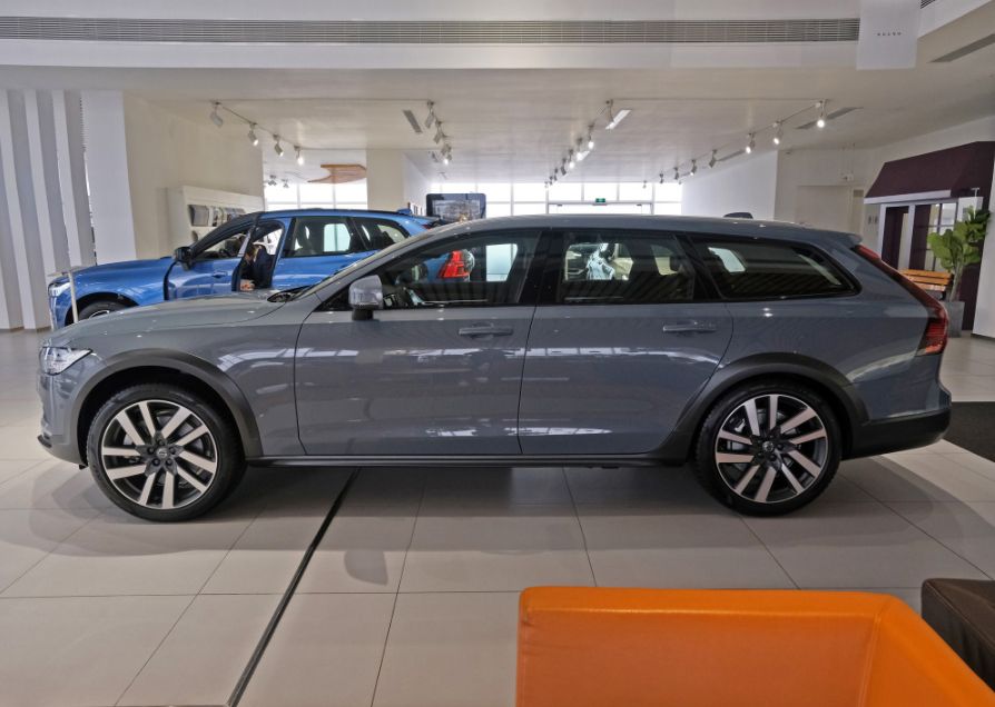 2021款沃尔沃V90CC到港，配新套件，商务后排-新浪汽车