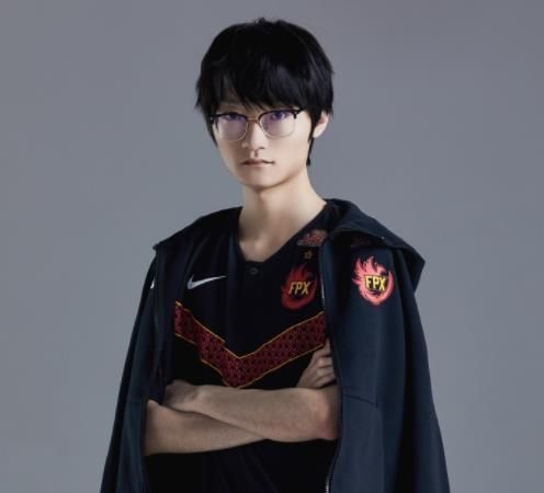 Tian心态炸了?直播怒斥：FMVP有什么用?真想把这个奖杯砸了!