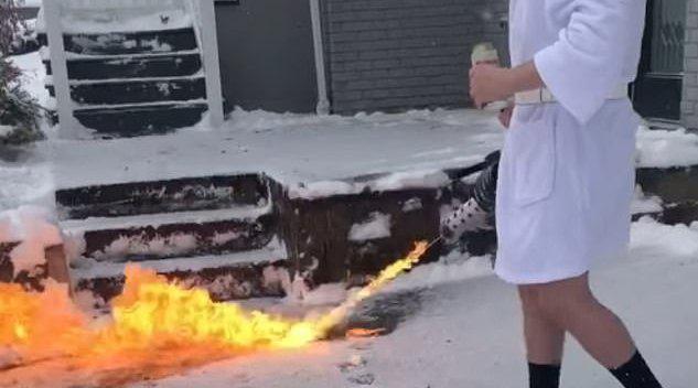 硬核扫雪！美国一男子用喷火器融化积雪_新浪新闻