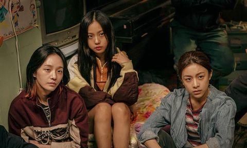 《Sweet Home》四位女星戏外刷整排清纯脸!李是英是温柔小姐姐|Sweet Home|李是英|Netflix_新浪新闻