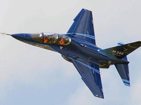M-346教练机出口取得突破，打入中亚市场，公然抢走俄罗斯生意了|中亚|教练机|俄罗斯_新浪新闻