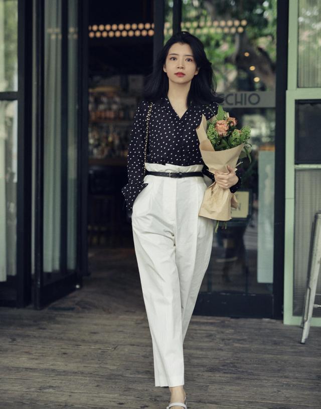 春季“女神博主”穿搭思路，波点衬衫搭配白色休闲裤，显高又显瘦|休闲裤|阔腿裤_新浪新闻