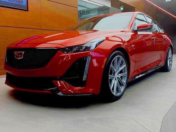 凯迪拉克CT5性能版进店实拍！3.0T+10AT，网友：外观太低调了吧