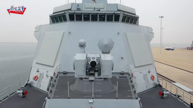 弹壳如瀑布般倾泻！055近防火力太凶悍，上千发炮弹数秒打光