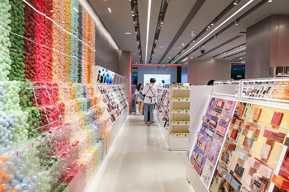 国货美妆集合店THE COLORIST和WOW COLOUR高歌猛进，年内增加过百门店|融资_新浪科技_新浪网