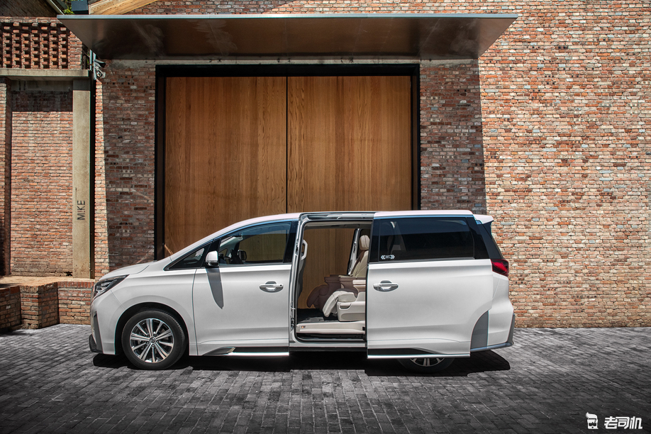 打造中国豪华商务MPV 传祺GM8大师版售23.98万起-新浪汽车