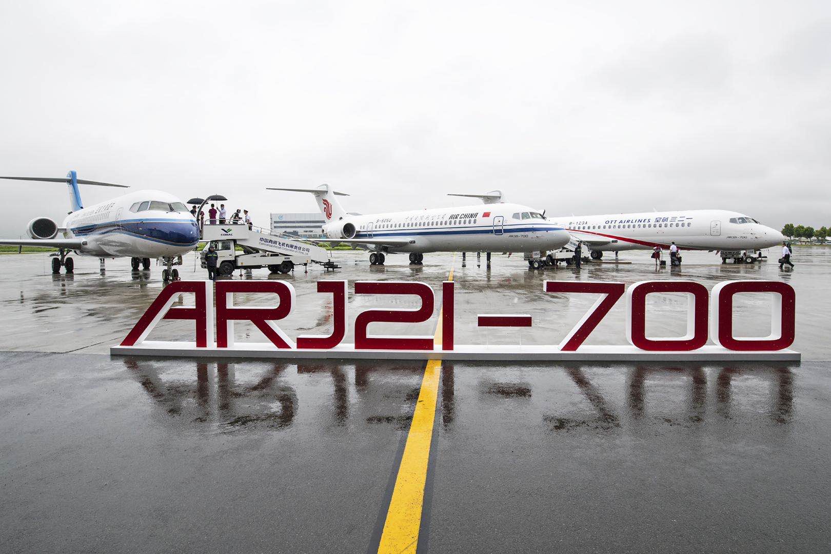 三大航空央企接收首架国产飞机ARJ21 此前各订购35架_手机新浪网