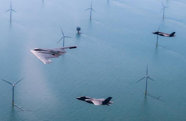 美国B2轰炸机到底有多厉害？不得不承认我们有很大的差距|轰炸机|B2_新浪新闻