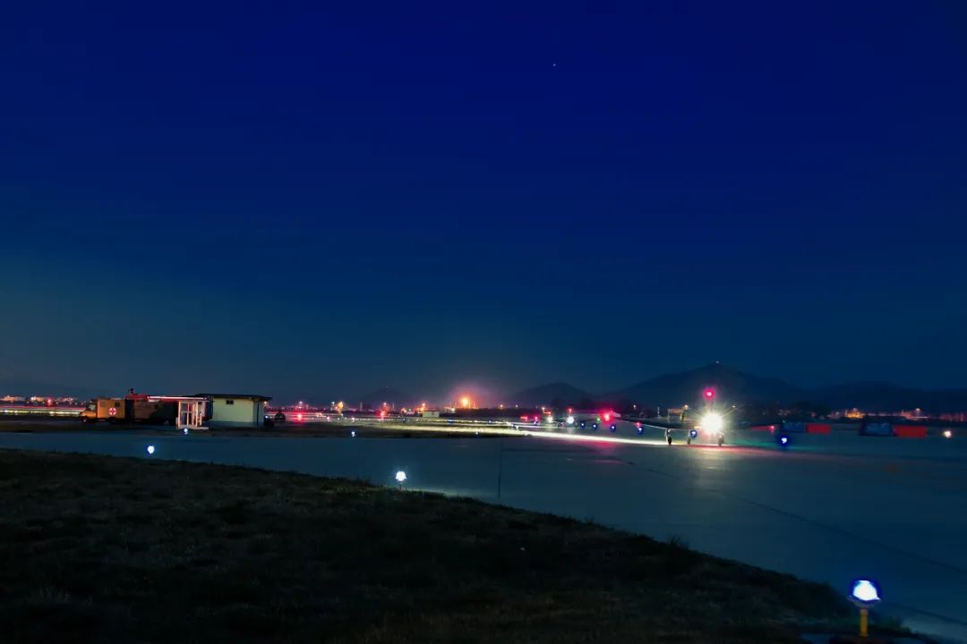夜空中最闪亮的星！今天，邀您共赏军营“灯光秀”