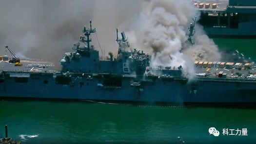 美军两栖攻击舰母港爆炸后着火，21人受伤__财经头条
