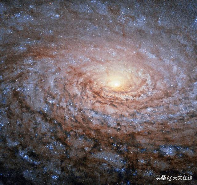 絮状螺旋星系，超大质量黑洞，二者有何关系？__财经头条