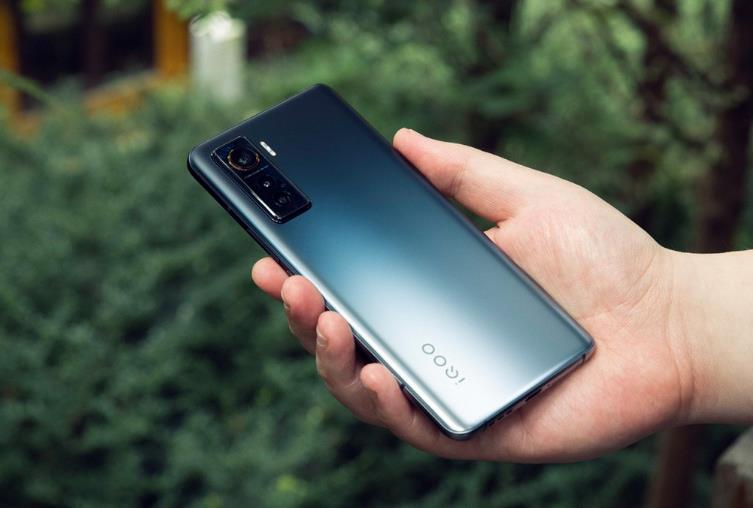 iQOO5用户评价出炉，好评率96％，一款几乎没有短板的游戏手机__财经头条