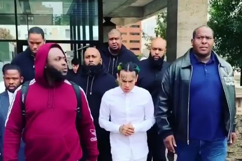 6ix9ine全程被拉车逛街，继续作死本性：「这么轻松的工作，我的保镖还说想辞职？」