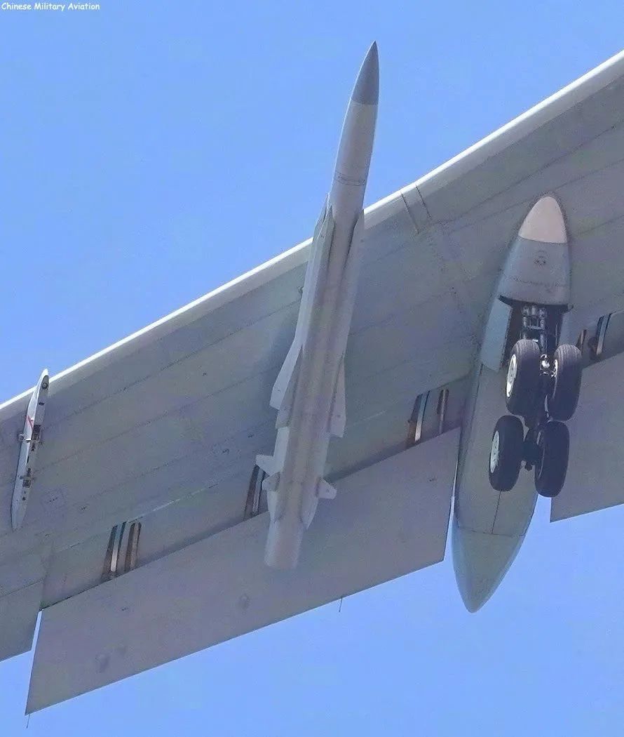 首见！解放军轰-6K携带4枚重型反舰导弹战巡台湾，背后透露什么信息？|轰-6K|反舰导弹|YJ-12_新浪新闻