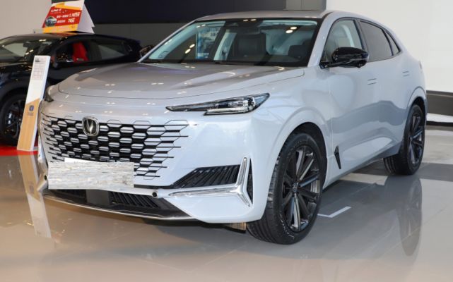 长安UNIK已经进店，尺寸不输途昂，2.0T+8AT，聪明人就等它