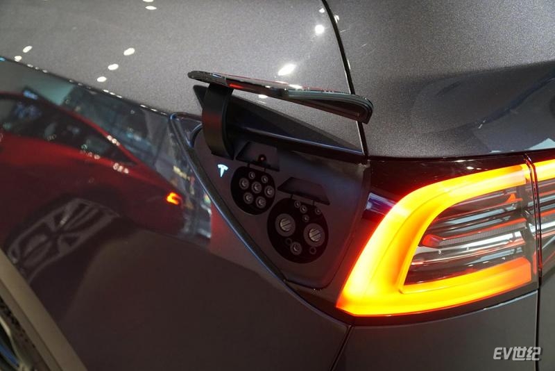 实拍特斯拉Model Y 三十万出头就能买到的高性能SUV-新浪汽车