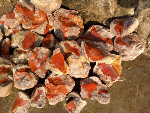 男子山上带回一些“红色石头”, 仔细查看后, 顿时乐坏了!|红玛瑙|红色|晶体_新浪新闻