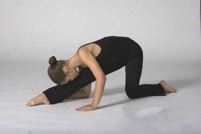 掌握技巧练竖叉，4个动作，简单粗暴，让你轻松劈开一字马|一字马|技巧|后腿_新浪新闻