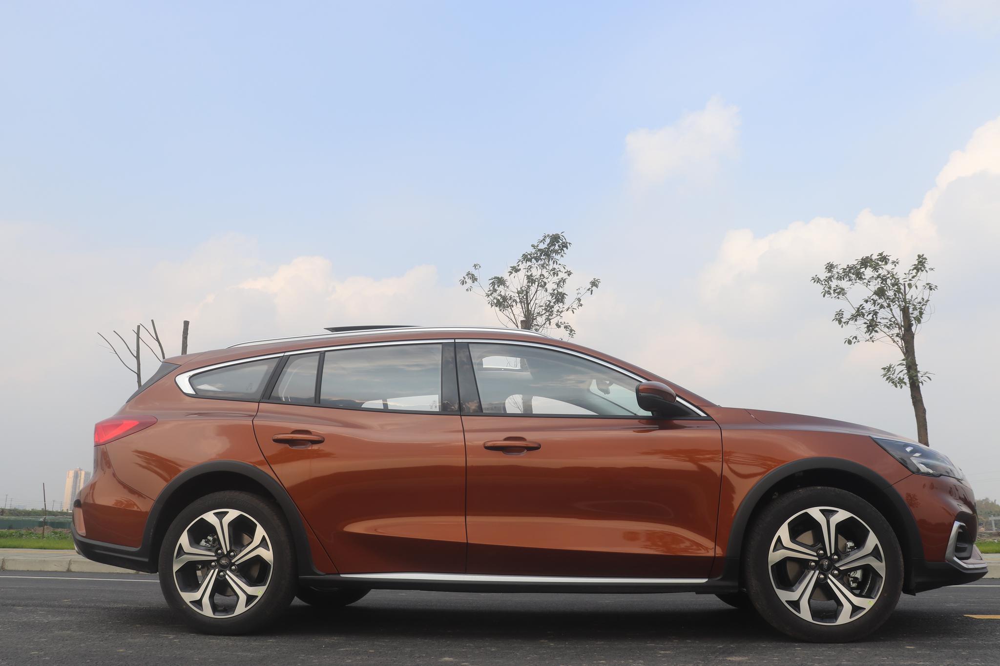 高尔夫车主开过福克斯猎装版之后 旅行车也讲小钢炮？你别做梦了