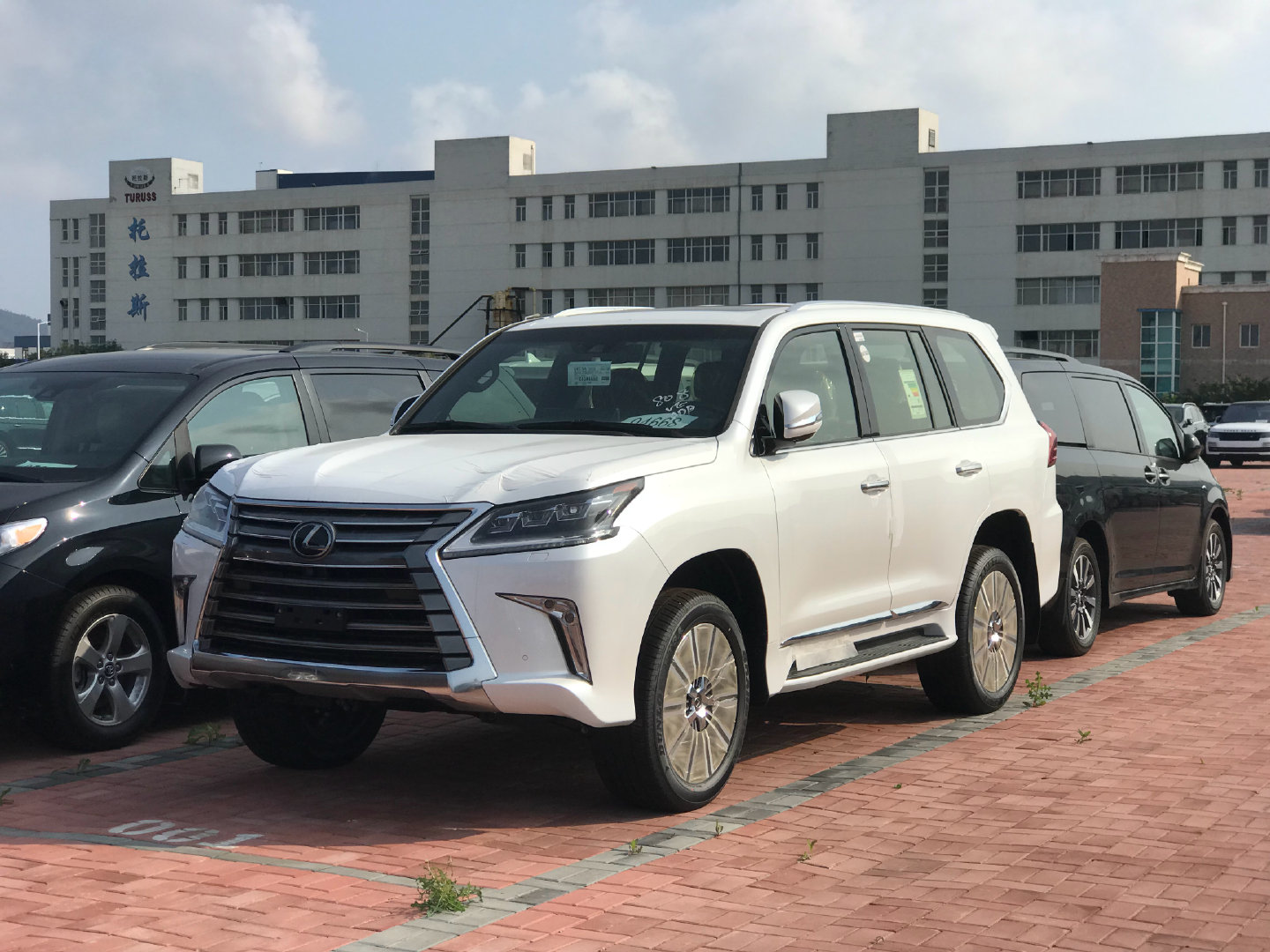 新款雷克萨斯LX实拍，8缸+空气悬挂，落地150万，比GLS还霸气-新浪汽车