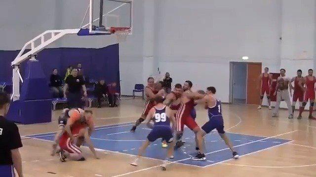 打架嘛，带个篮球很正常！俄罗斯的Rugball球赛是什么水平？_新浪新闻