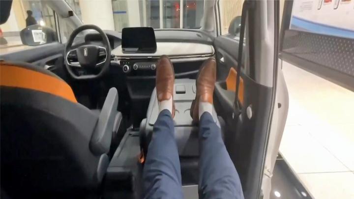 爱了爱了，奔腾E05内饰体验！空间真宽敞|汽车资讯|汽车视频|新能源_新浪新闻