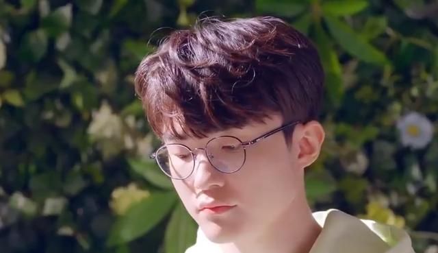 Faker出道8周年,中国粉丝献上鲜花被T1官博致谢,贺卡祝福很暖心