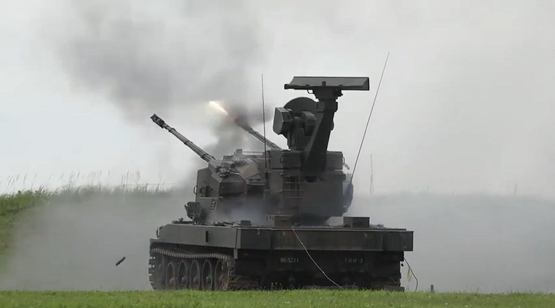 日本87式35mm自行高炮，对空中目标进行火力打击！_新浪新闻